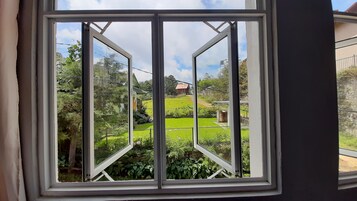 Quarto casal superior, 1 cama King, para não fumantes, vista para o jardim | Vista do quarto