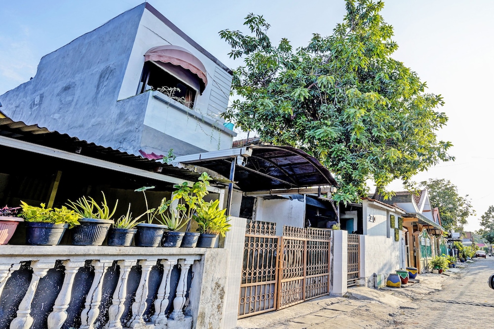 Spot On 92652 Meir E-homestay 2 Syariah - Surabaya