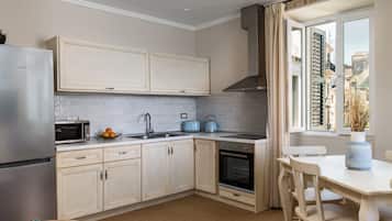 Suite Superior, 2 quartos, varanda, vista para o mar | Cozinha privada | Um frigorífico, um micro-ondas, uma placa de cozinha