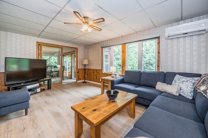 Cozy Pet Friendly Getaway W/ Fireplace - Ontario