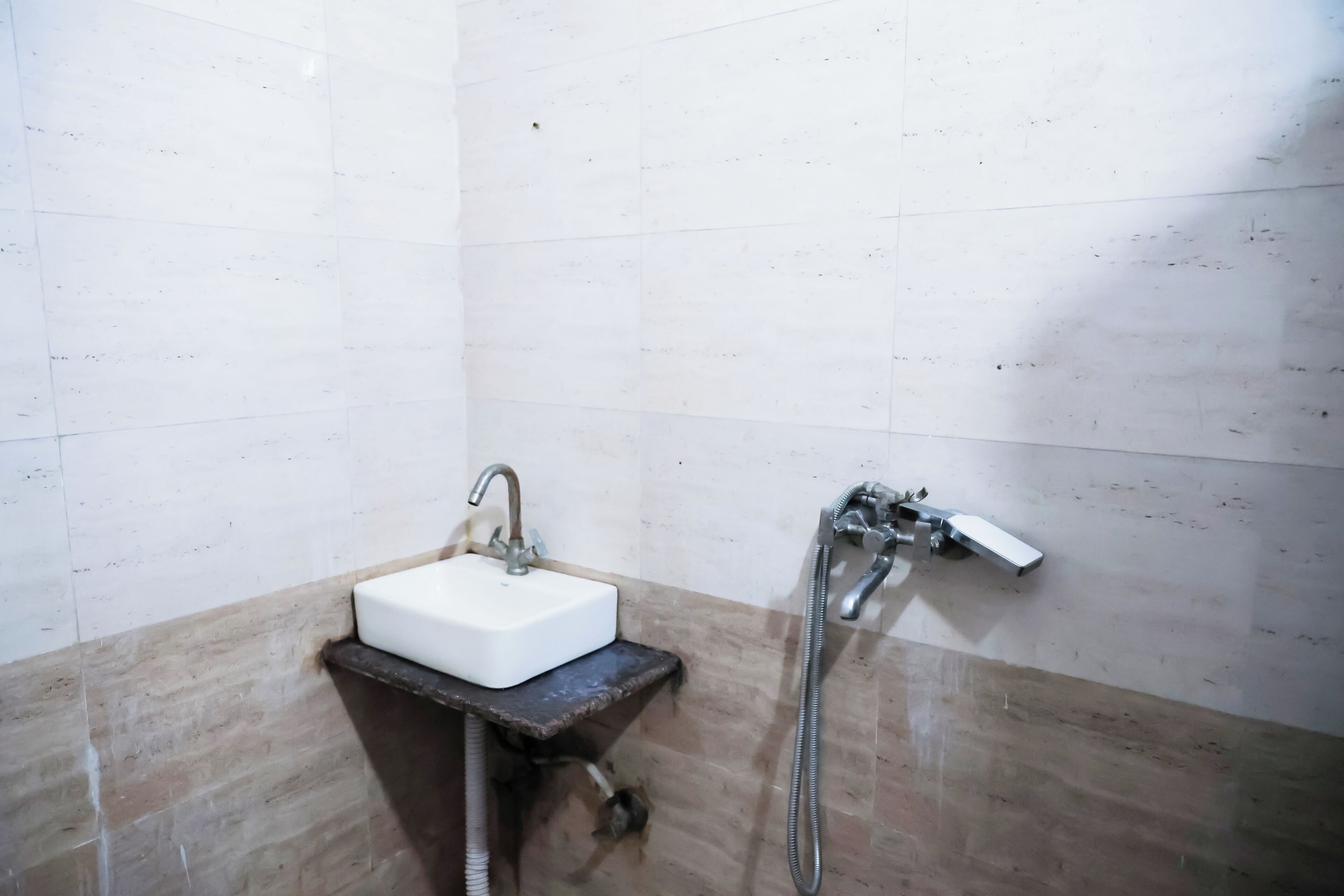 Quarto casal luxo | Banheiro | Chinelos 