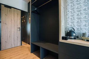Quarto casal conforto | Roupas de cama premium, escrivaninha, espaço de trabalho para notebook