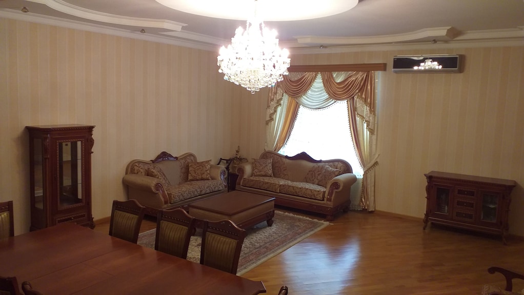 House Next To A Rare Pink Lake! - バクー