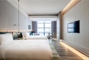 Quarto Twin Nobre | Minibar com produtos grátis, cofre no quarto, secretária 