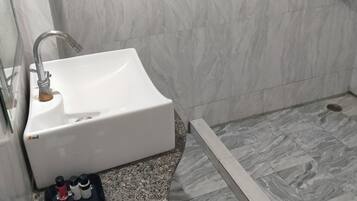 Quarto Premium | Casa de banho | Um polibã, toalhas fornecidas, sabão, champô