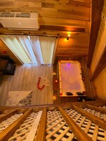 Minibar, cofre no quarto, secretária, quartos insonorizados