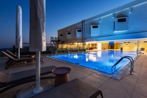 Piscina externa sazonal, guarda-sóis, espreguiçadeiras