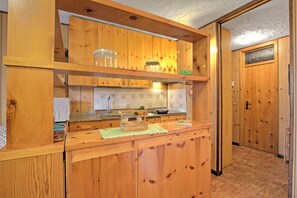 Apartamento Familiar, 1 quarto (Appartamento Bareu Mountain View) | Kitchenette privada | Um frigorífico, um micro-ondas, uma placa de cozinha 