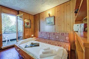 Apartamento Familiar, 1 quarto (Appartamento Bareu Mountain View) | Sala | Televisor de 21 polegadas com canais digitais 