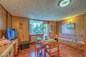 Apartamento Familiar, 1 quarto (Appartamento Bareu Mountain View) | Sala | Televisor de 21 polegadas com canais digitais 