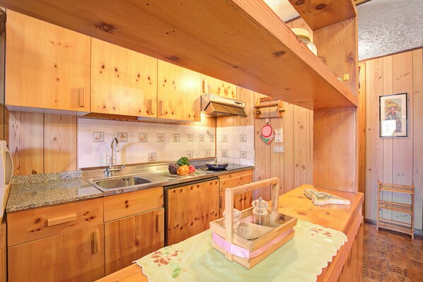 Apartamento família, 1 quarto (Appartamento Bareu Mountain View) | Cozinha privada | Geladeira, micro-ondas, cooktop, cafeteira/chaleira