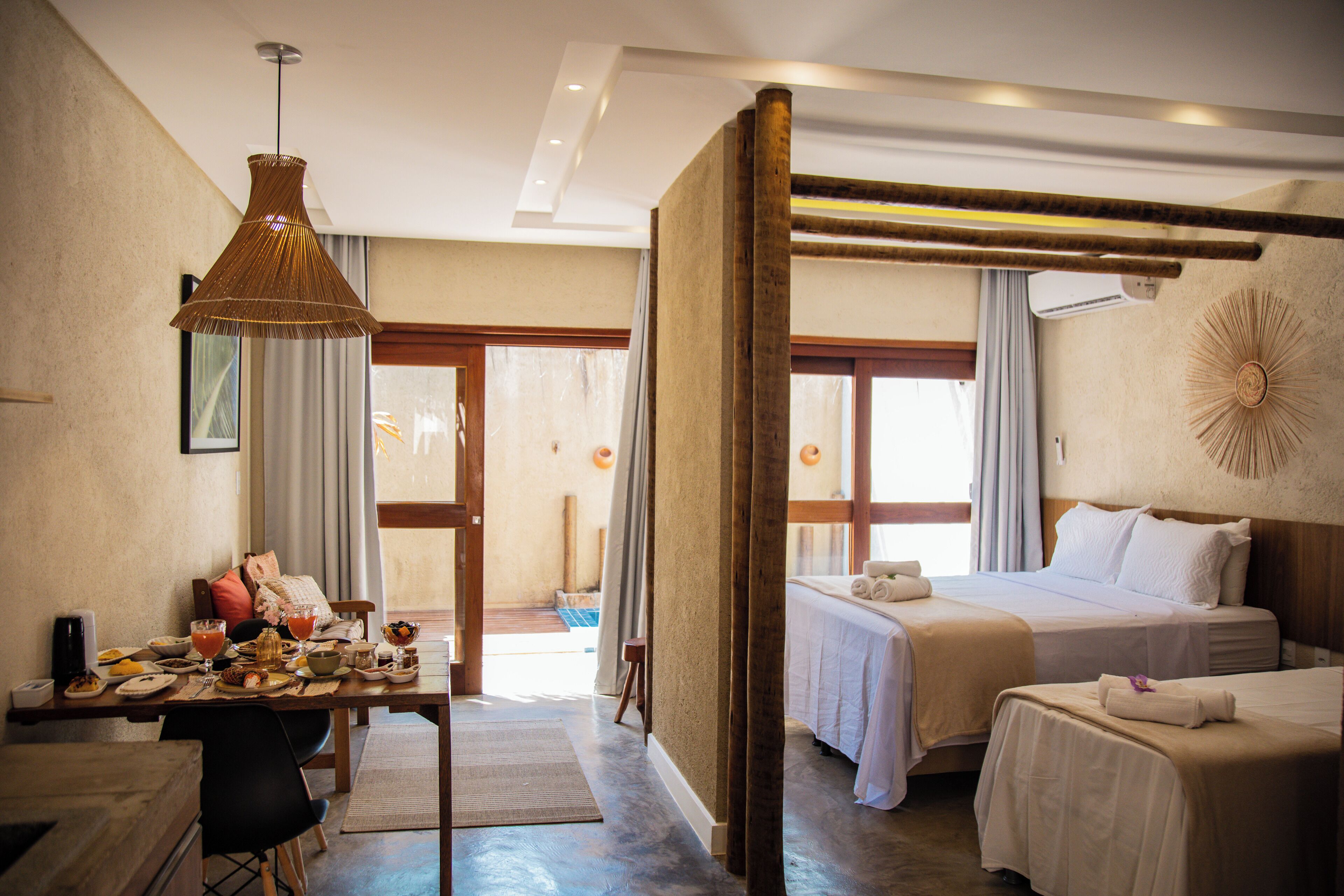 Quarto Executivo, piscina privativa, vista para a piscina | 1 quarto, com decoração personalizada, com mobília individualizada 