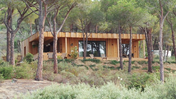 Houten Villa Op Groot Prive Landgoed Aan Kust Barcelona Met Zeezicht En Wellness - Mataró