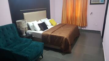 Quarto Triplo | Secretária adequada para computadores portáteis, ferro/tábua de engomar