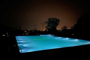 Piscina externa, funciona das 7h às 19h, guarda-sóis, espreguiçadeiras