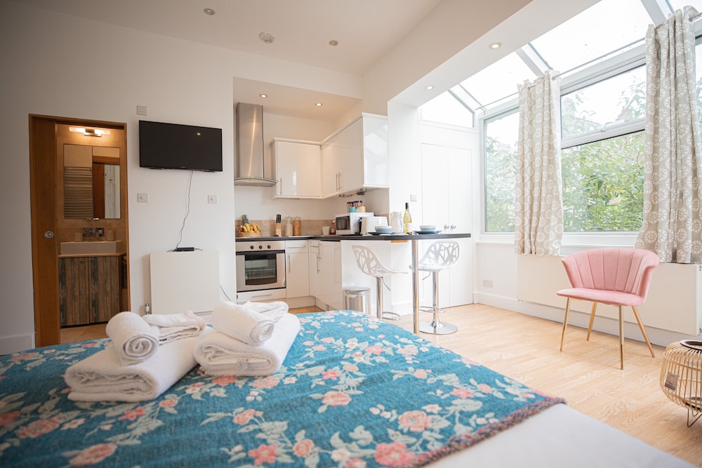Cute&cozy Barons Courth Studio Apartment - London | Vrbo