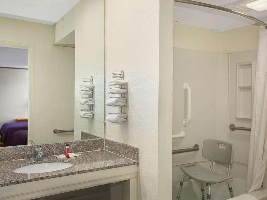 Quarto Individual Básico, não fumadores | Casa de banho | Uma combinação polibã/banheira, toalhas fornecidas, sabão, champô