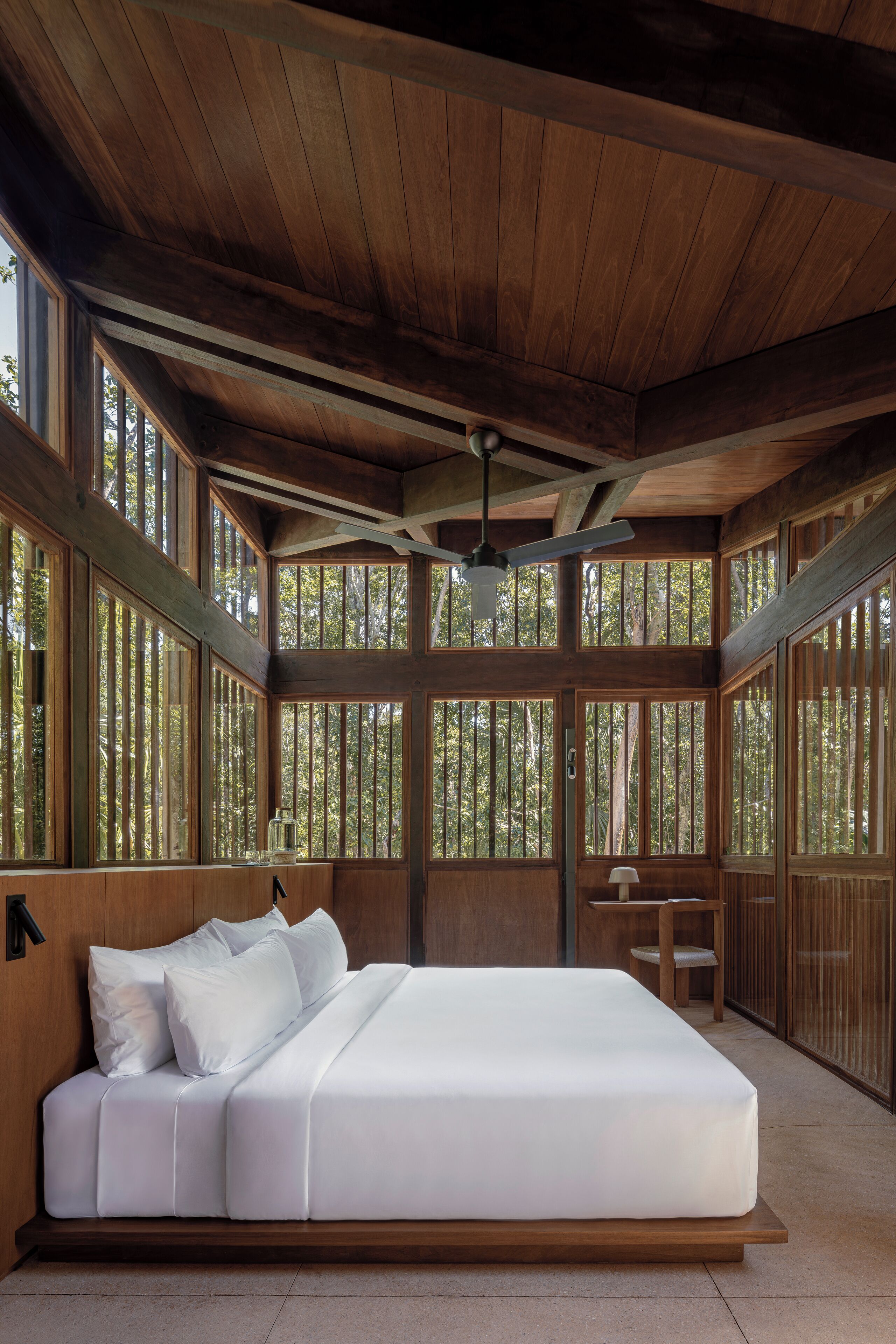 Roupa de alta qualidade, edredões de penas, minibar, cofre no quarto 