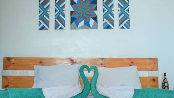 Quarto superior, 1 cama Queen, vista para o mar | Frigobar, escrivaninha, Wi-Fi de cortesia