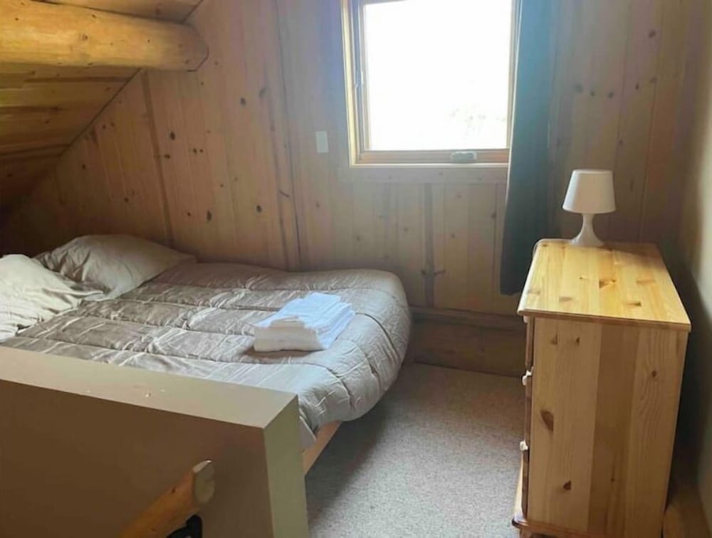 Dogs Love Our Cabin In Lac Le Jeune Close To Lake - British Columbia