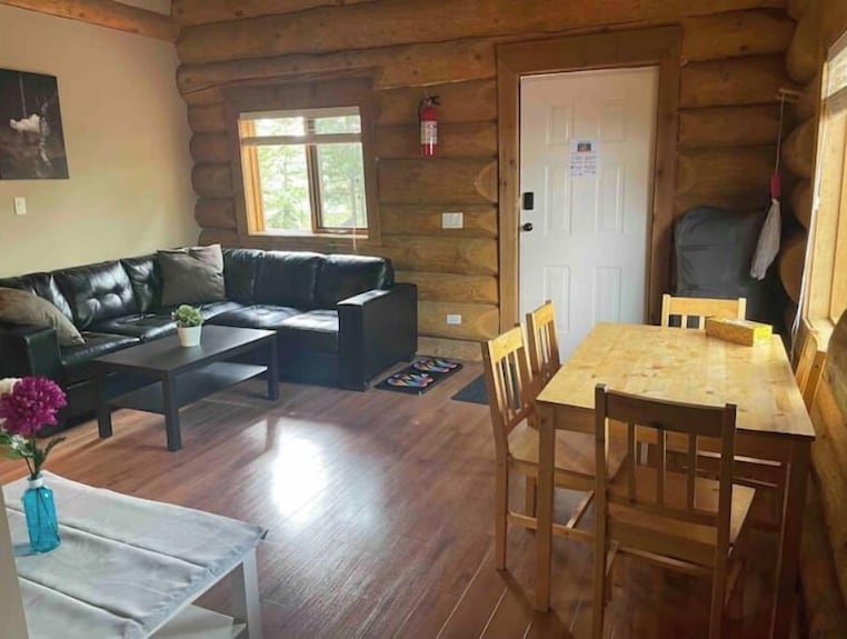 Dogs Love Our Cabin In Lac Le Jeune Close To Lake - British Columbia