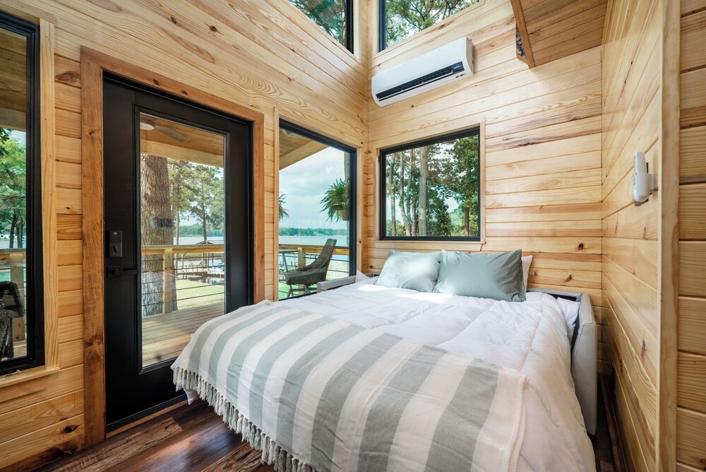 Lakefront Treehouse, private island on Lake Hamilton with hot tub ...