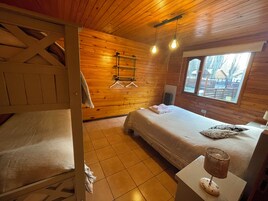 Cabana tradicional | Edredons de pluma, Wi-Fi de cortesia, roupa de cama