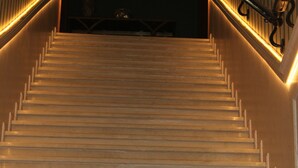 Uma escadaria com uma placa indicando "1883" no topo.