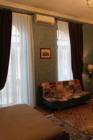 Quarto superluxo, 2 quartos, sacada, vista para a cidade | Cofres nos quartos, escrivaninha, cortinas blackout