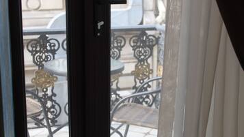 Quarto Individual Comfort, 1 cama queen-size, varanda | 1 quarto, cofre no quarto, secretária, cortinas/cortinados opacos