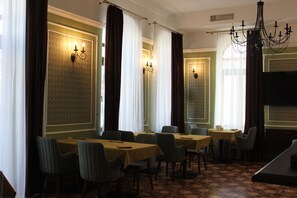 Café da manhã com buffet todos os dias (USD 10 por pessoa) 