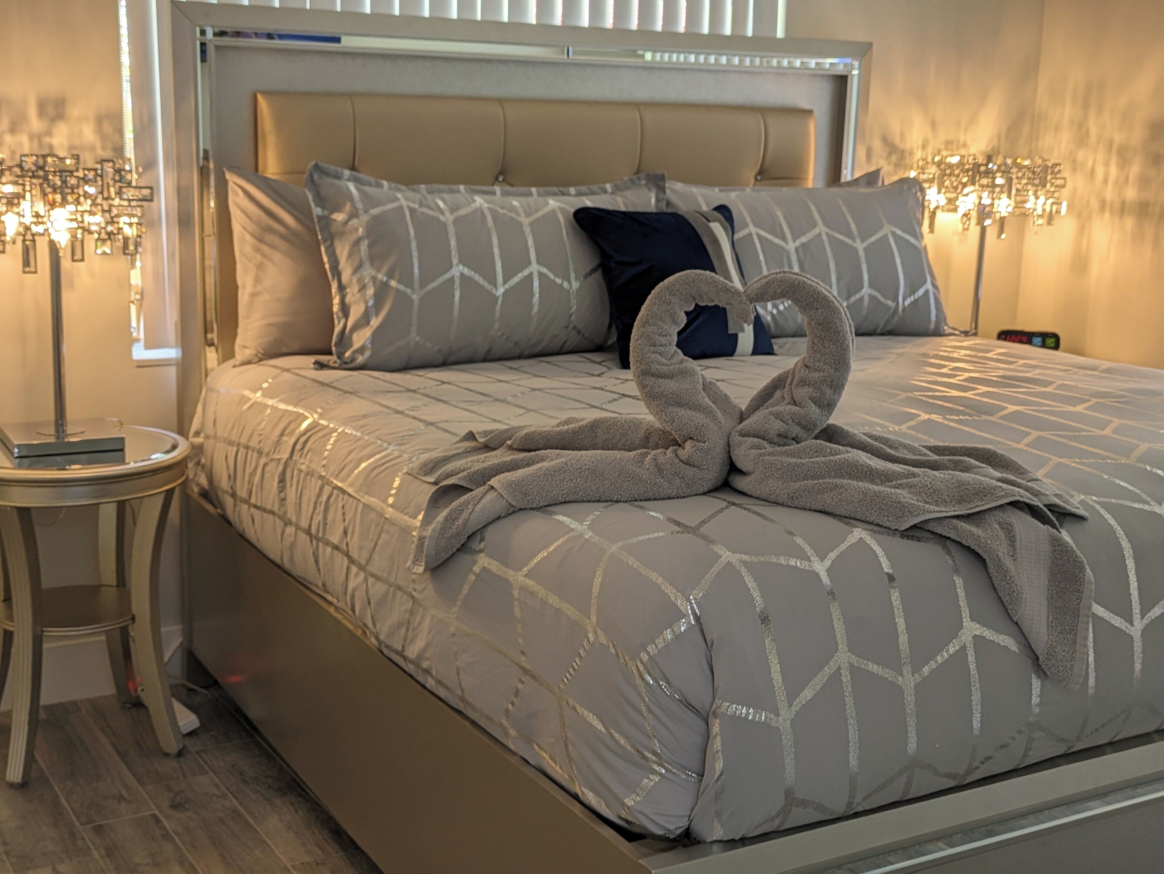 "Fun"kadelic Flat! Shared Heated Pool N Spa! Beach 1.4 Miles! Walk To Food N Fun - Lauderdale-by-the-Sea, FL