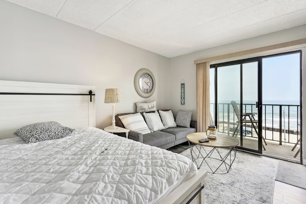 Beachfront Fourth-floor Condo W/ Community Pool! - North Wildwood, NJ