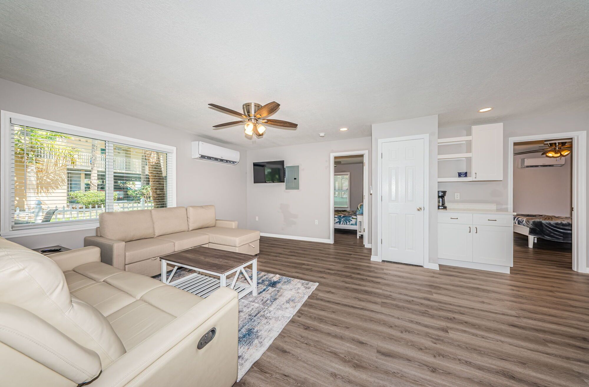 New 2 Bedroom Beachside Villa Suite Stroll To The Beach And Local Restaurants And Pubs. - Indian Rocks Beach, FL