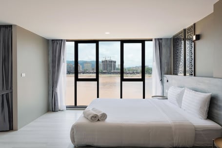 Quarto Duplo Deluxe | SecretƔria, Wi-fi grƔtis, roupa de cama fornecida