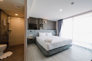 Quarto casal standard, vista para o rio | Escrivaninha, Wi-Fi de cortesia, roupa de cama