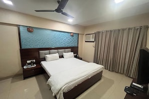 Quarto luxo | Escrivaninha, Wi-Fi de cortesia, roupa de cama