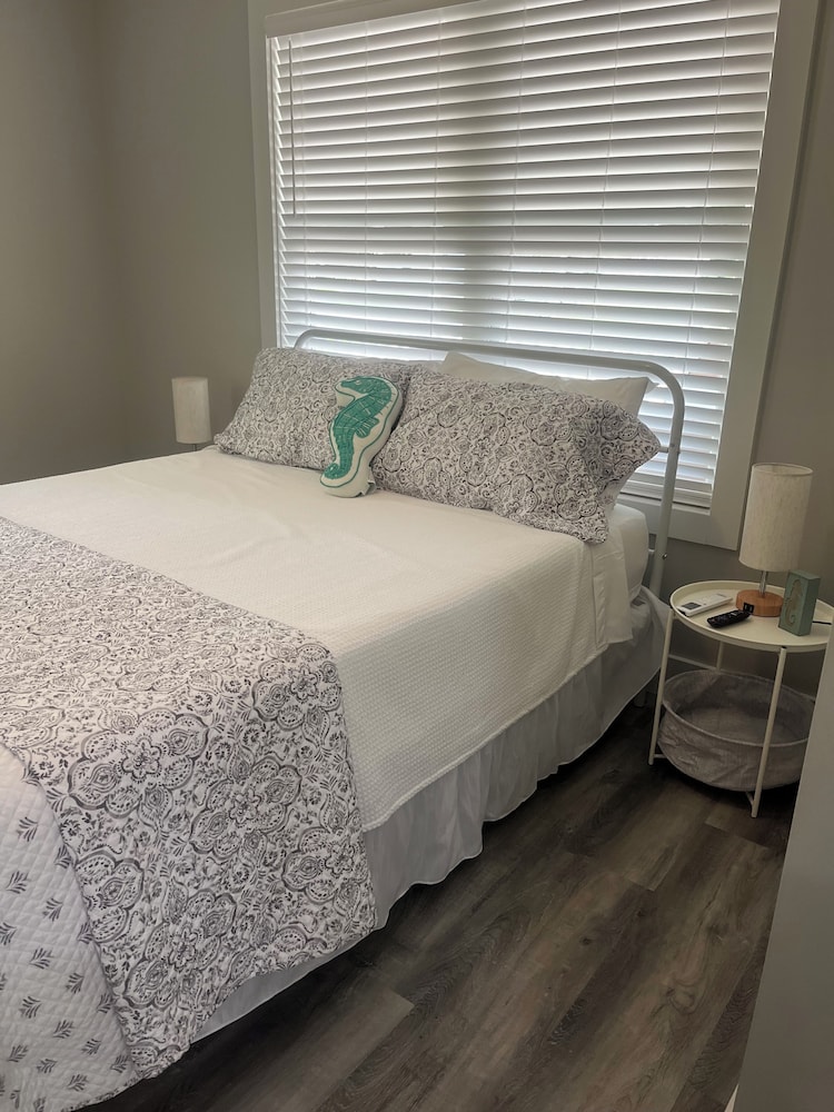 New Cottage In A Quiet Residential Area! Close To The Strip! 7 Mi. From Spire. - Geneva-on-the-Lake, OH