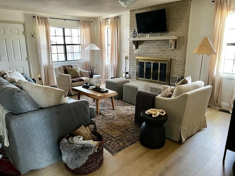 Updated! Upper Canyon! The Burgundy Bungalow Cabin With Fireplace - Pet Friendly - New Mexico