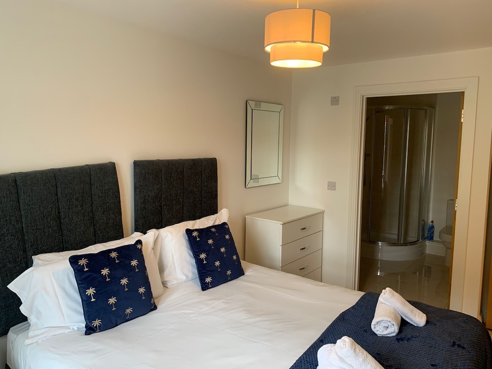 Watford 2 Bedroom Apartment H7, Harry Potter World, Contractors, London Visits - Watford