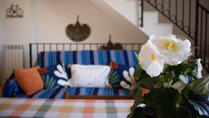 Quarto com cama, almofadas, radiador e escada.