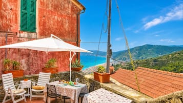 Apartamento Familiar, 1 quarto, terraço, junto à montanha (La Stalletta Relax - Sea Views,) | Refeições ao ar livre