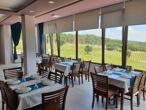 Serviço de café da manhã, almoço, jantar; vistas para o jardim