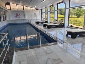 Piscina interna, barracas de cortesia, espreguiçadeiras
