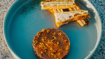 Café da manhã feito na hora todos os dias (RON 50 por pessoa)