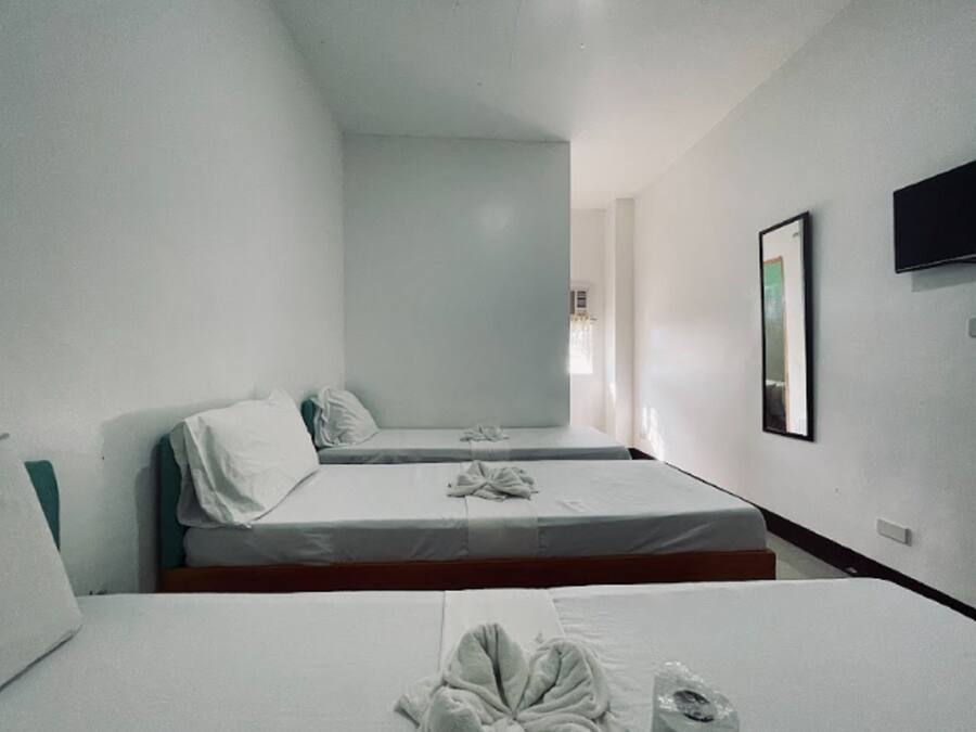 Quarto Triplo Deluxe | Secretária, roupa de cama fornecida