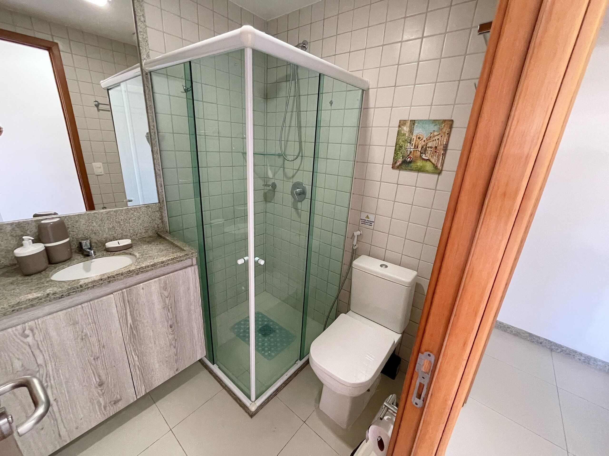 Apartamento | Casa de banho | Um polibã, um chuveiro fixo 