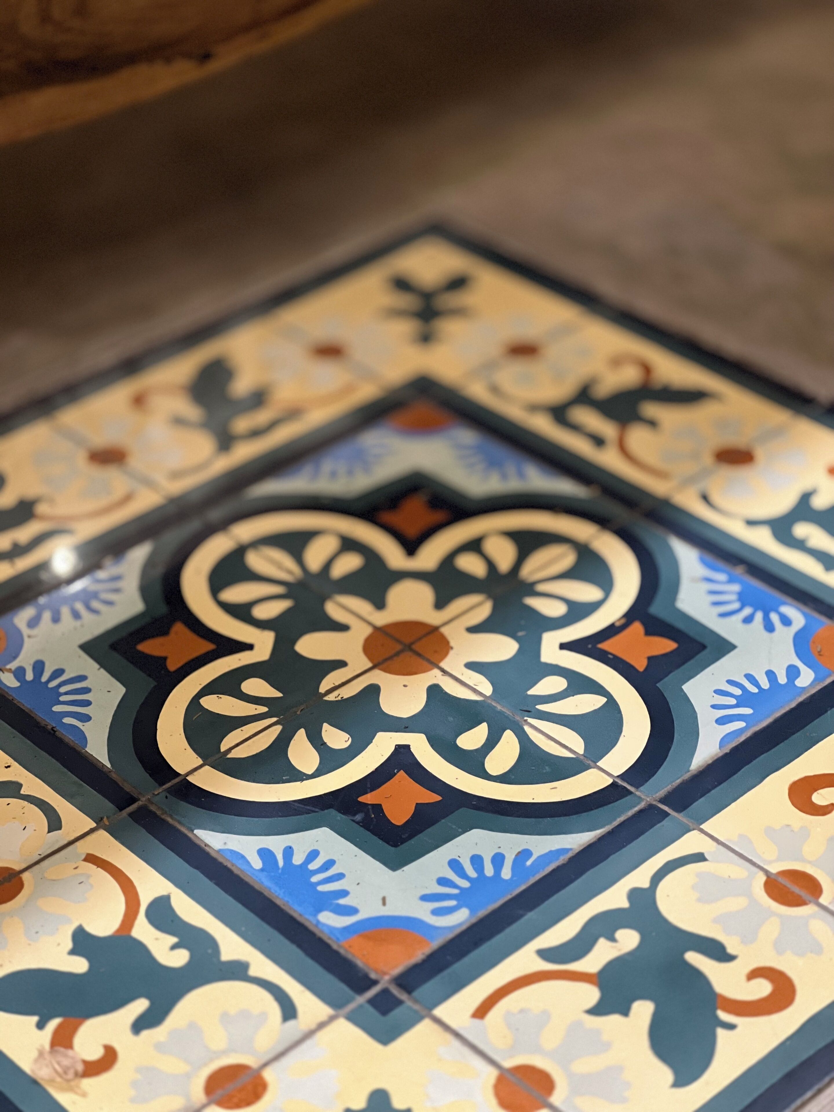 Um close-up de um chão de azulejos com um padrão geométrico.