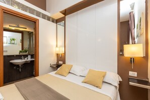 Quarto triplo clássico | Escrivaninha, espaço de trabalho para notebook, Wi-Fi de cortesia