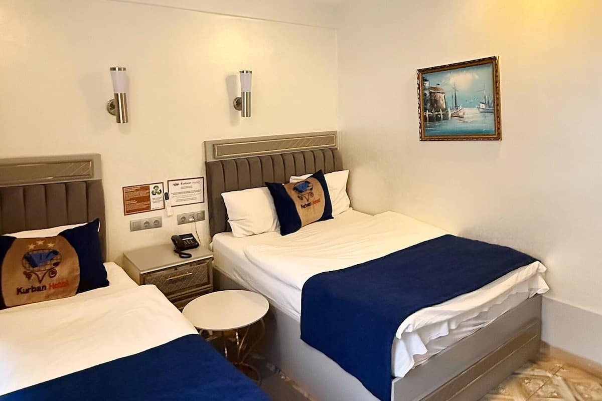 Quarto Twin Económico, várias camas, fumadores | Roupa de alta qualidade, cofre no quarto, Wi-fi grátis